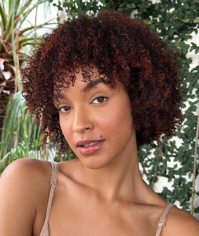 Cabelo acaju: púrpura, acobreado, dourado e mais nuances para inspirar